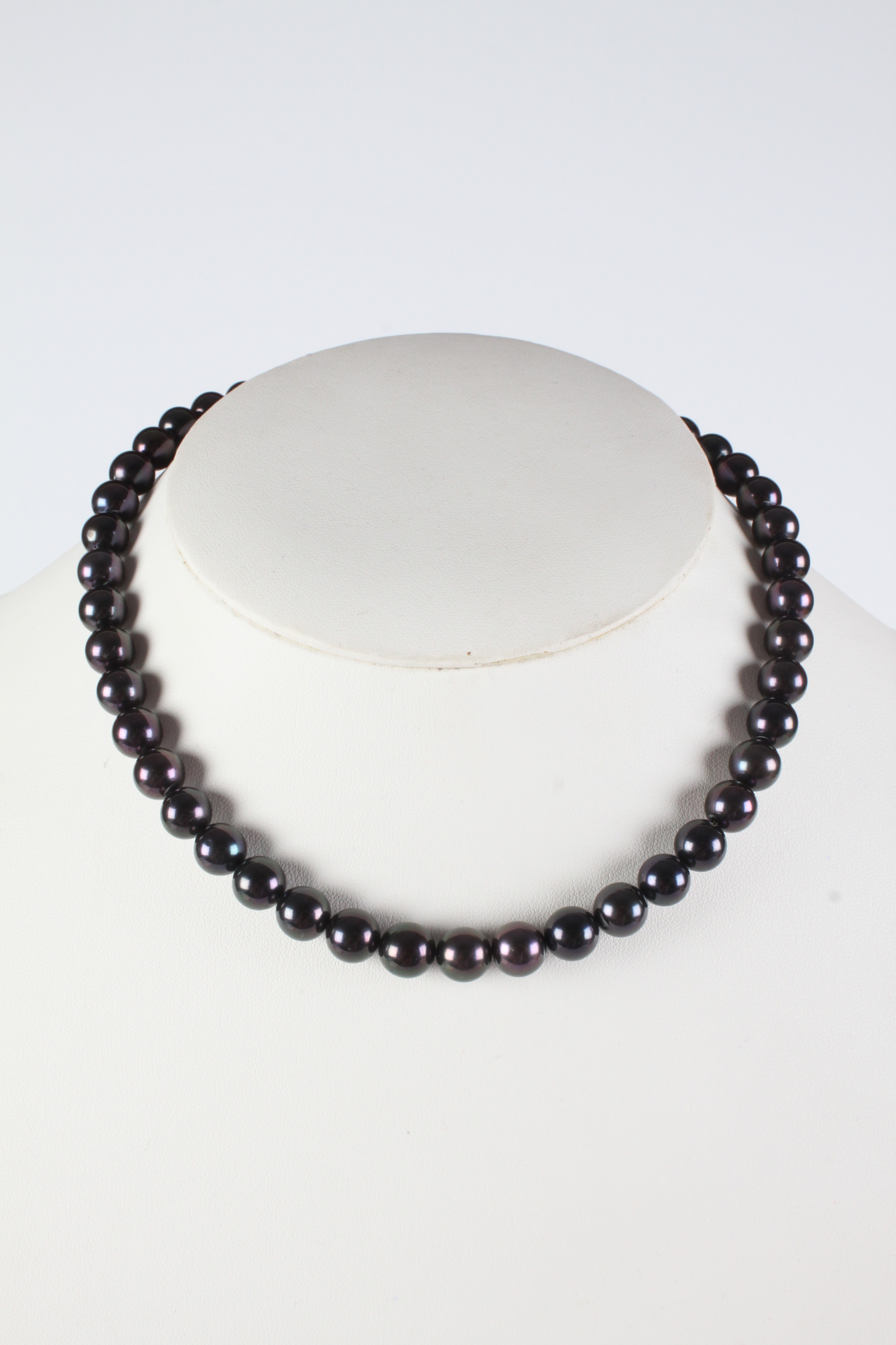 Lot de 1 rang de 53 perles blanches sur fil (diam.… | Piguet