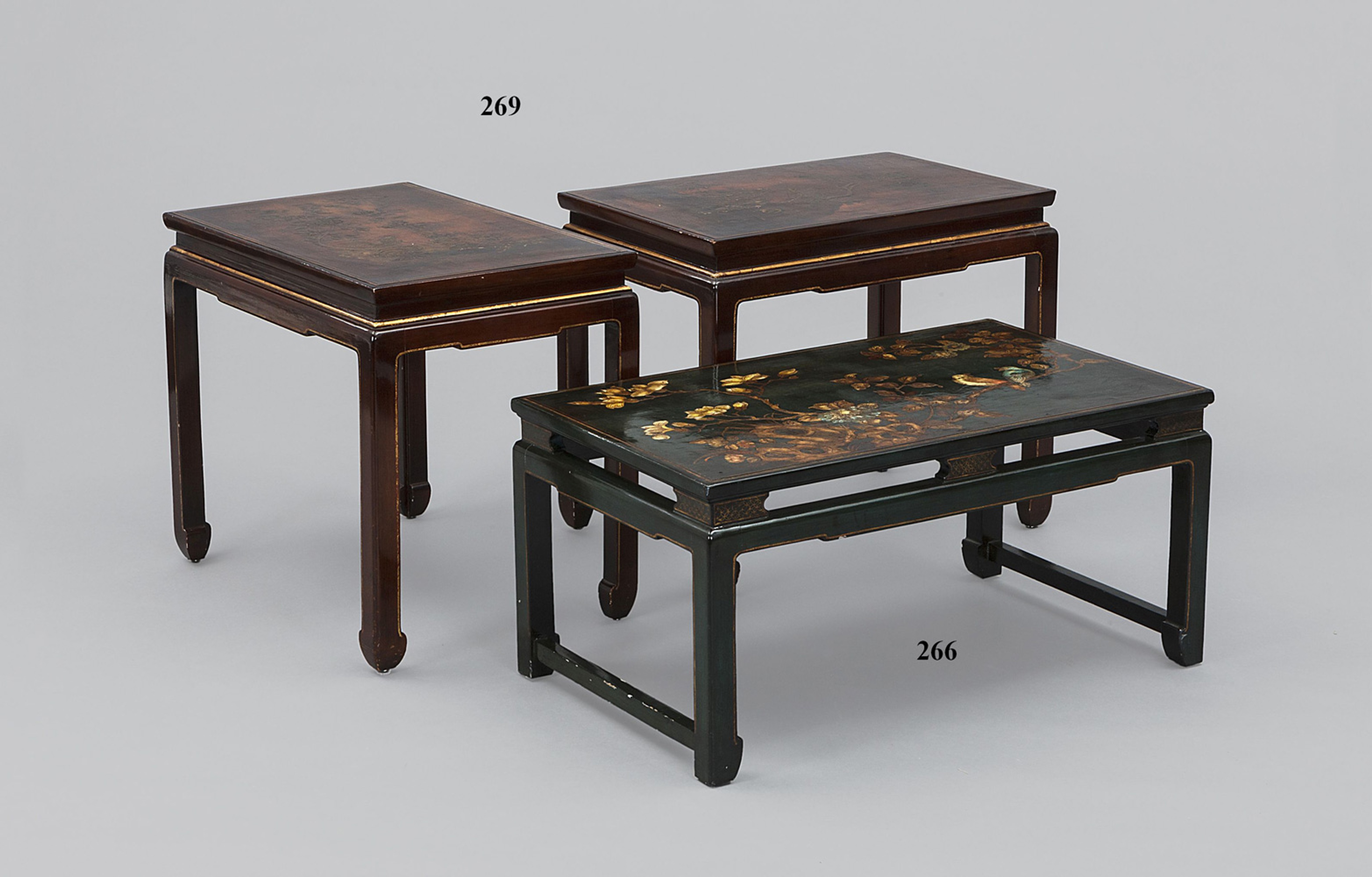 Table basse chinoise en bois laqué vert à rehauts… | Piguet