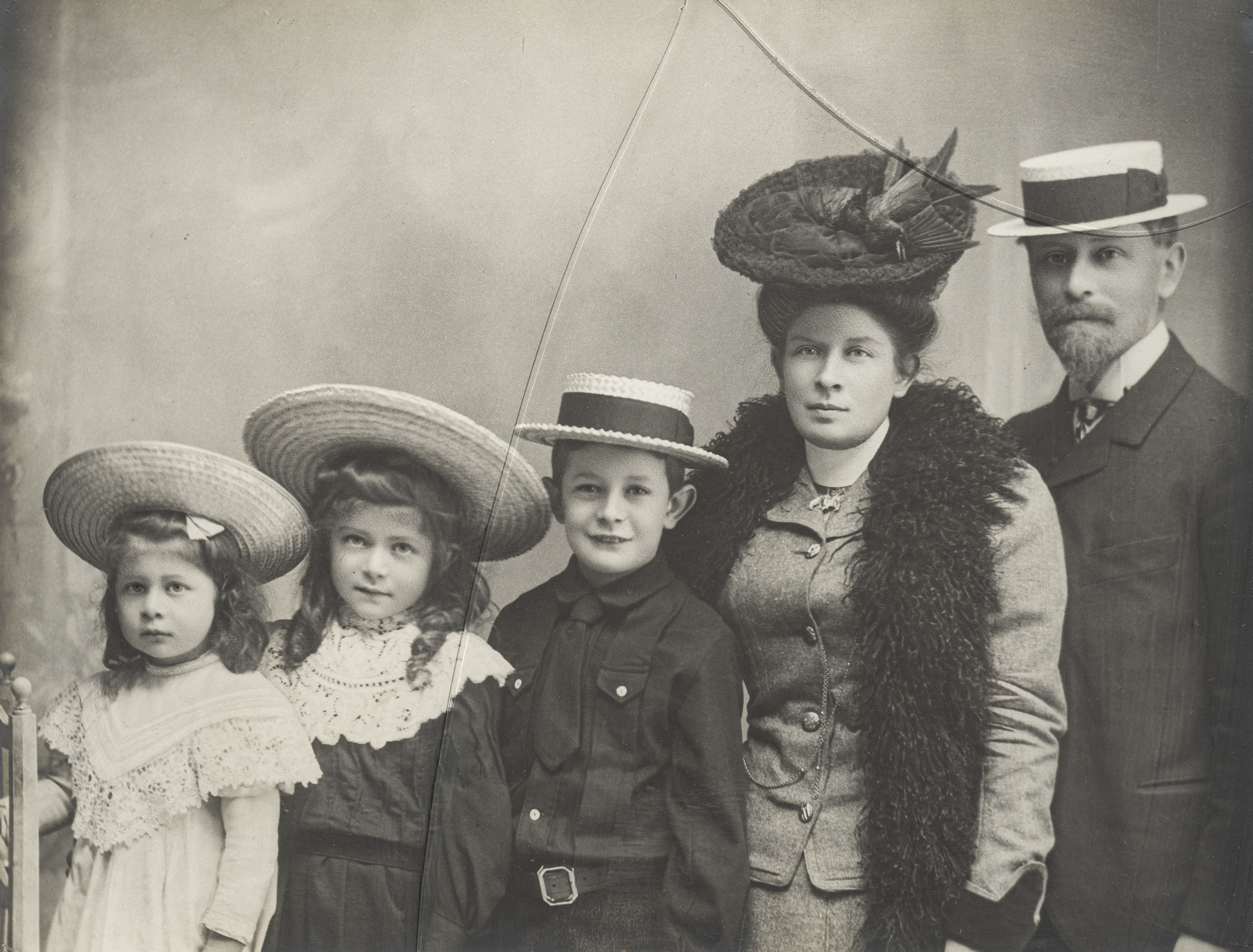 Ecole suisse vers 1900 , Marthe, Madeleine, Jean,… | Piguet