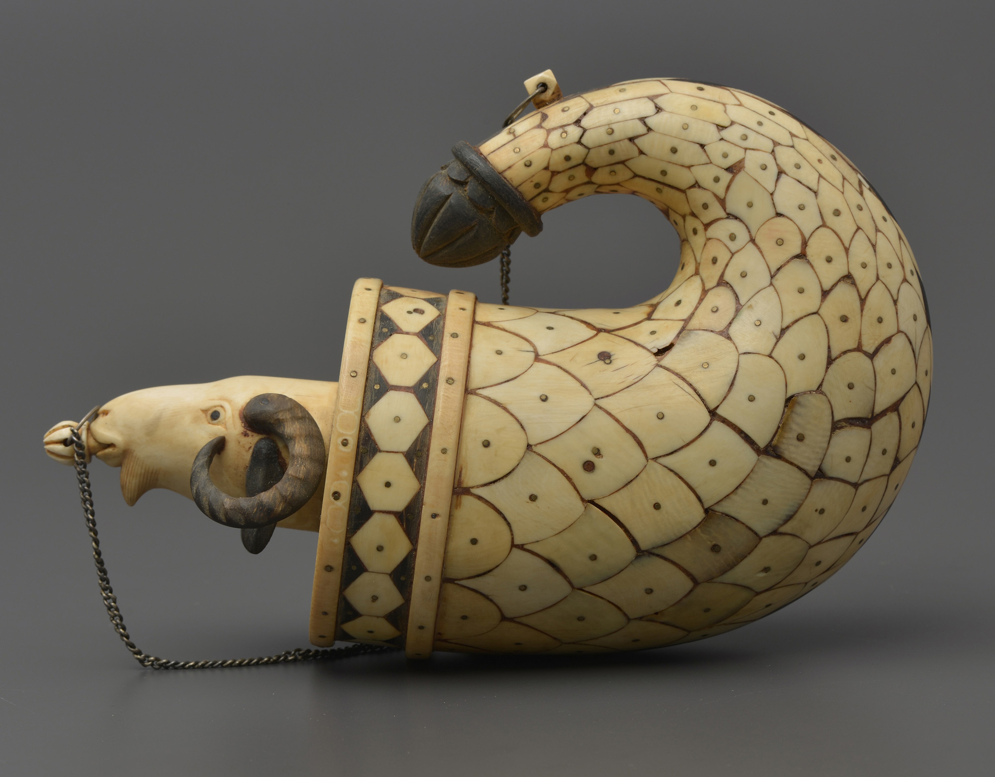 Poire à poudre en ivoire et corne , en forme de… | Piguet