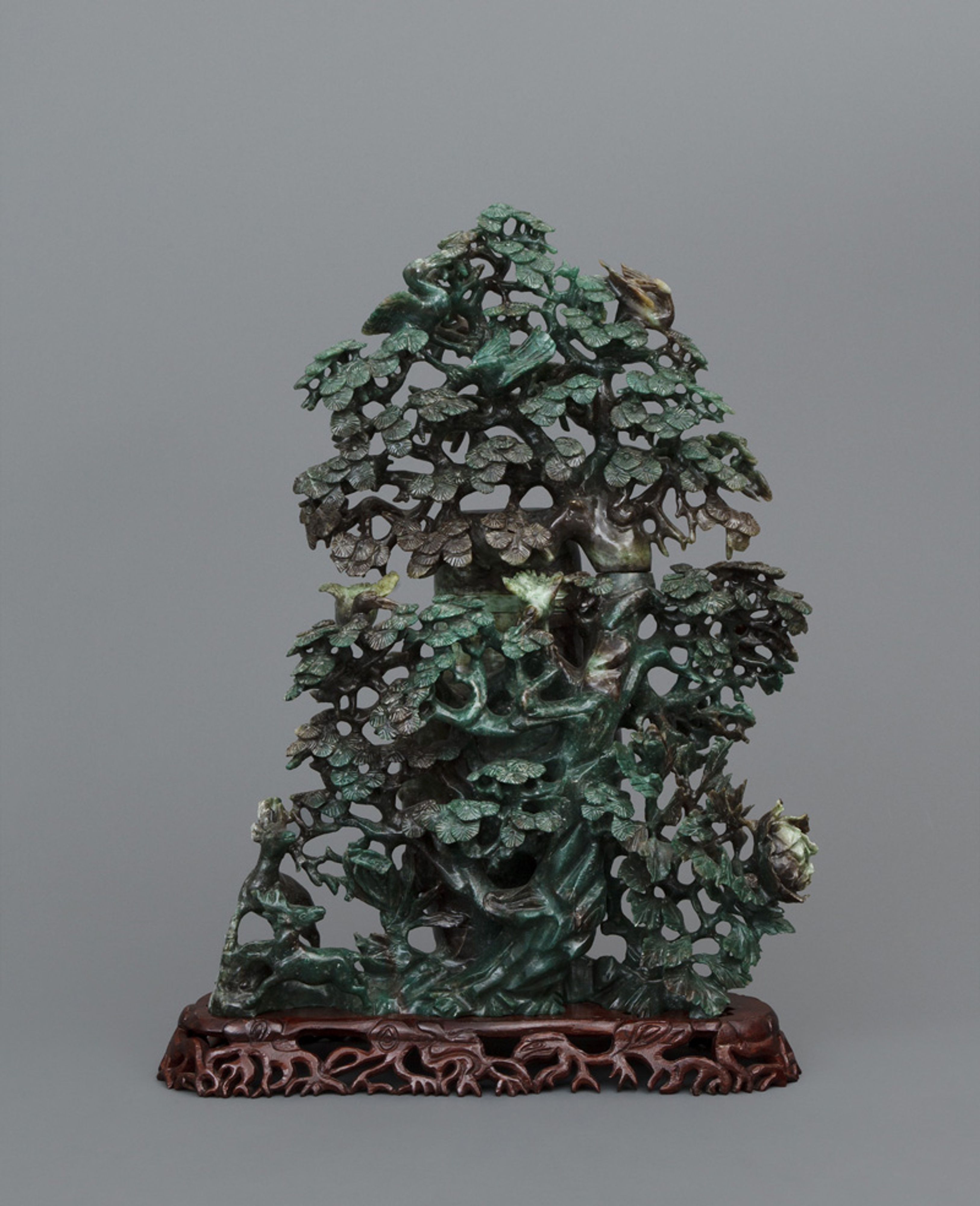 Grand vase couvert en jade sculpté d'un pin de… | Piguet