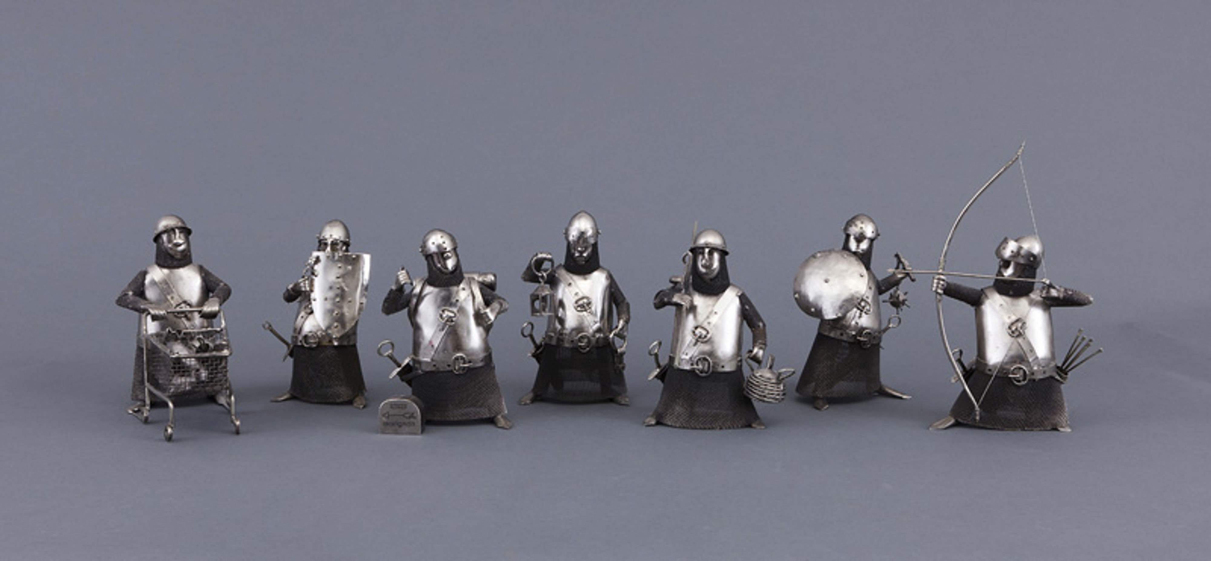 Suite de 7 personnages en armure de style… | Piguet