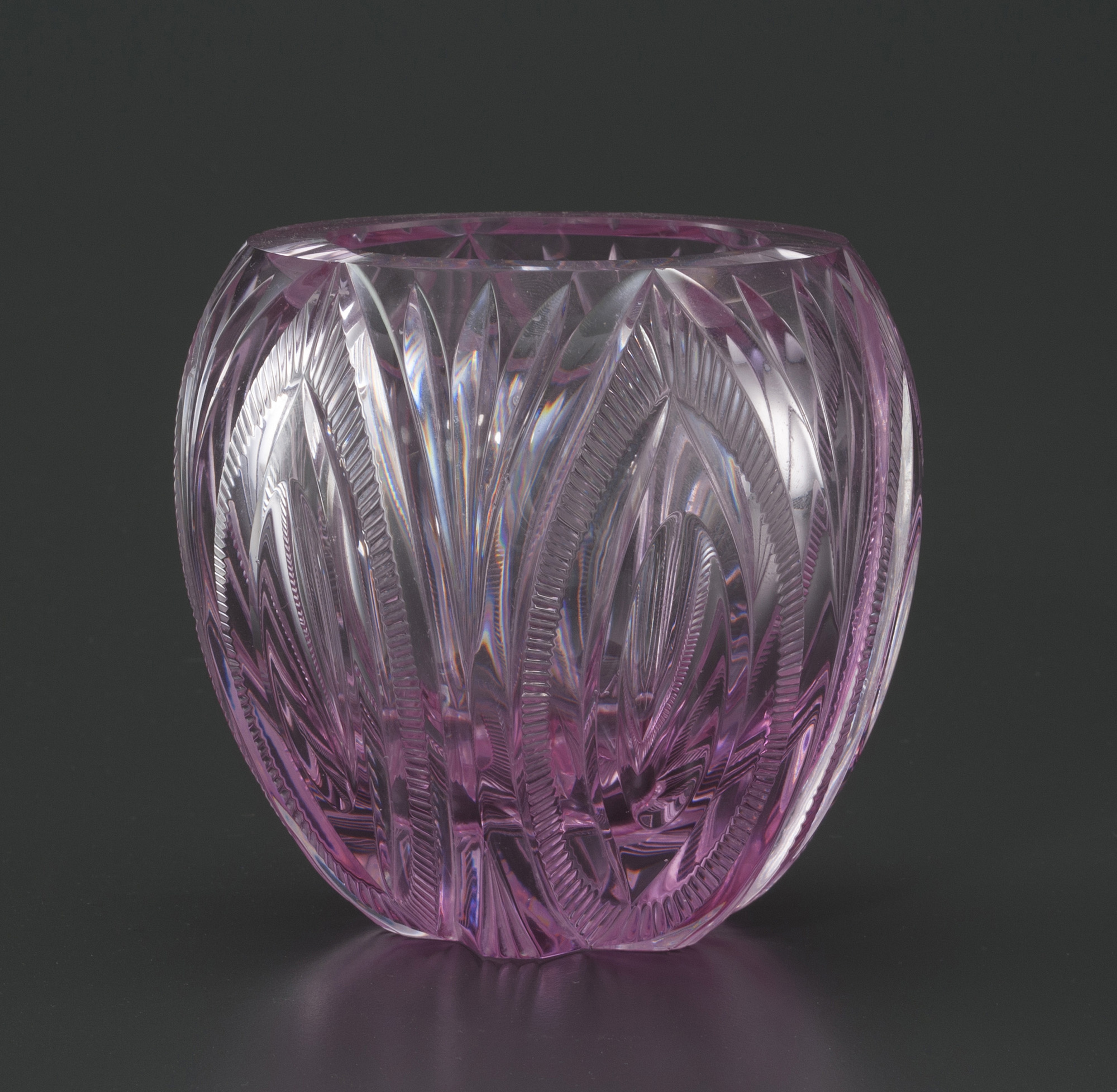 Vase en cristal rose de Val Saint Lambert à décor… | Piguet