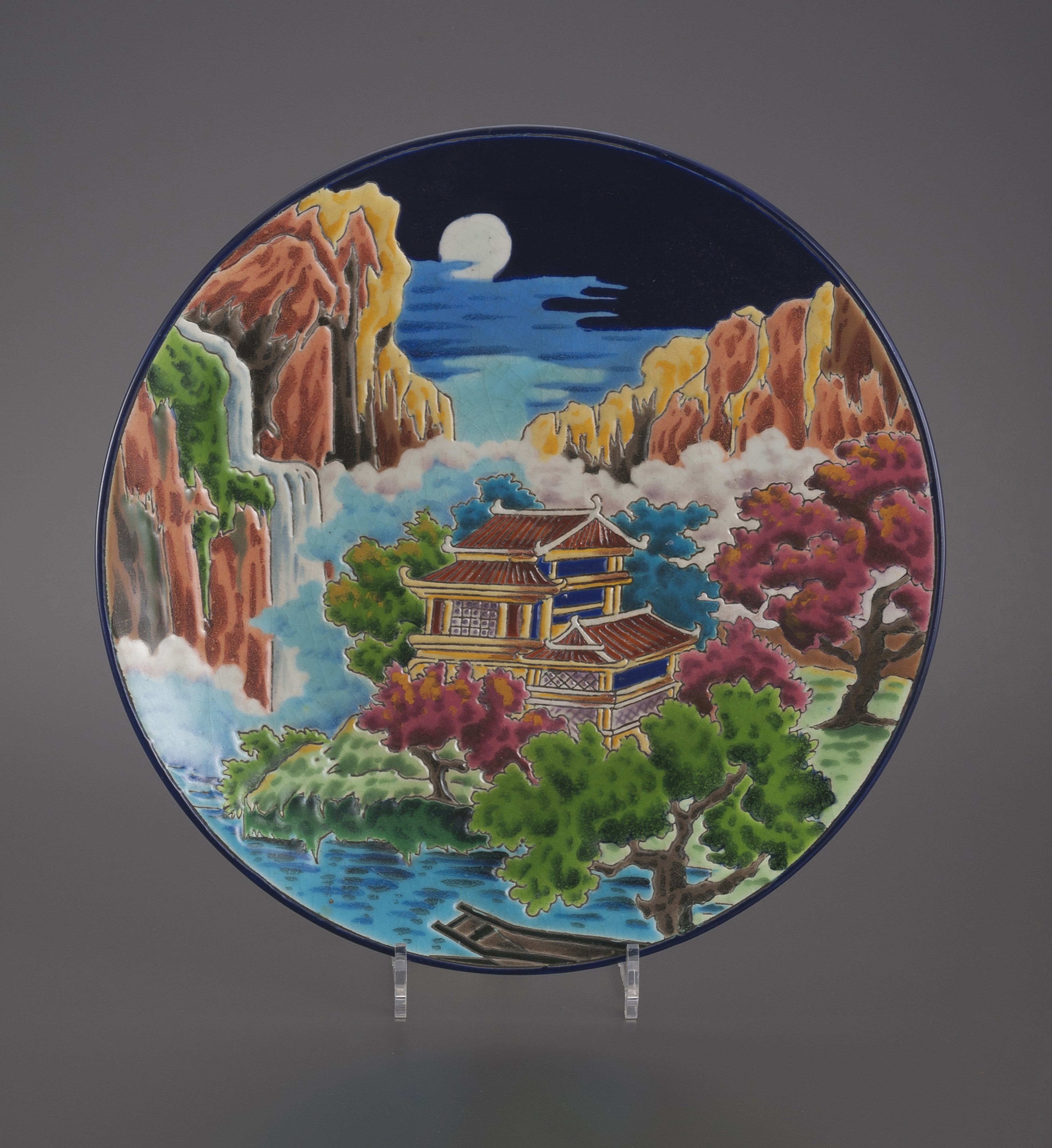 Plat en faience de Longwy à décor polychrome… | Piguet