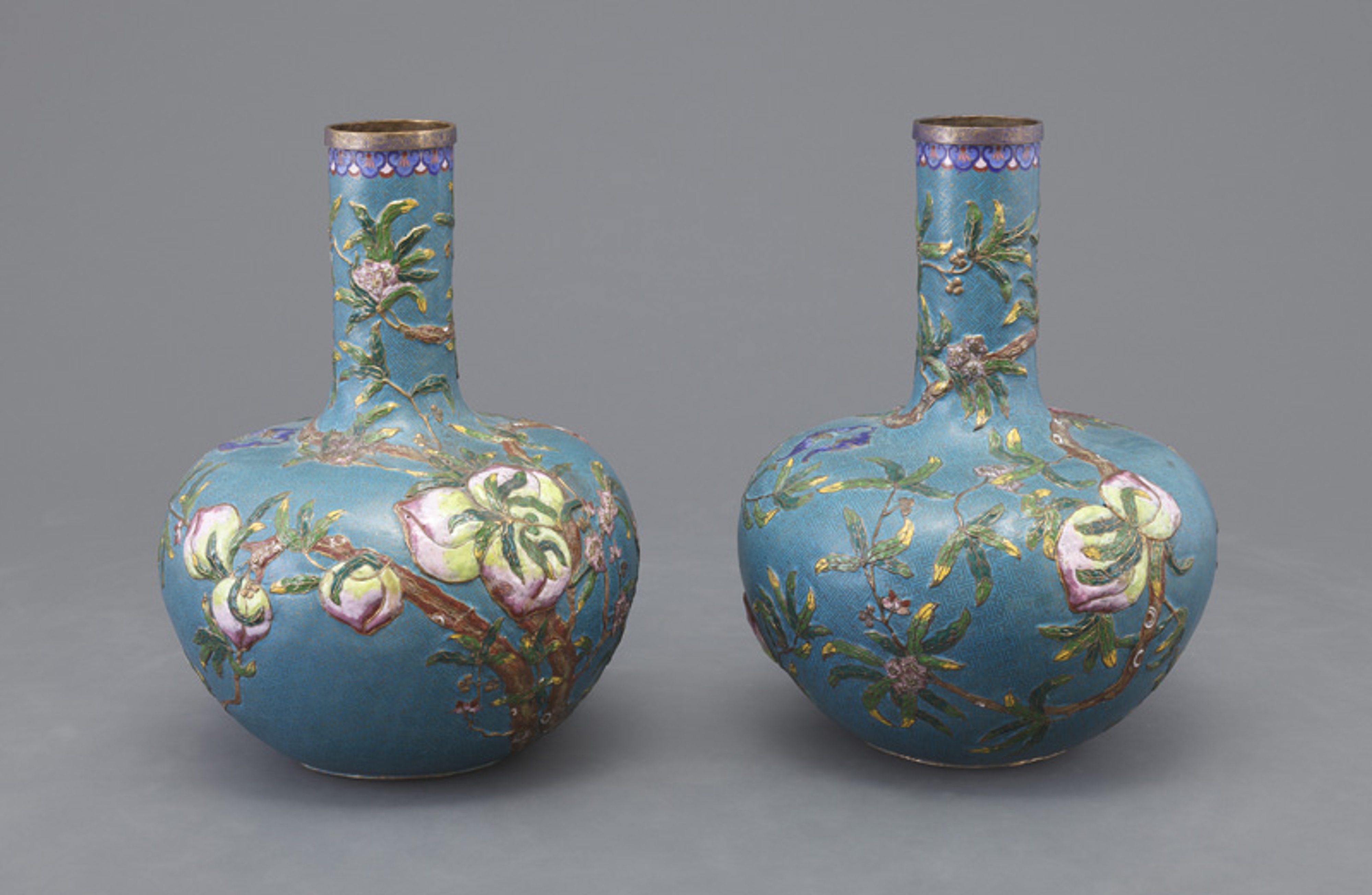 Spectaculaire paire de grands vases en émail… | Piguet