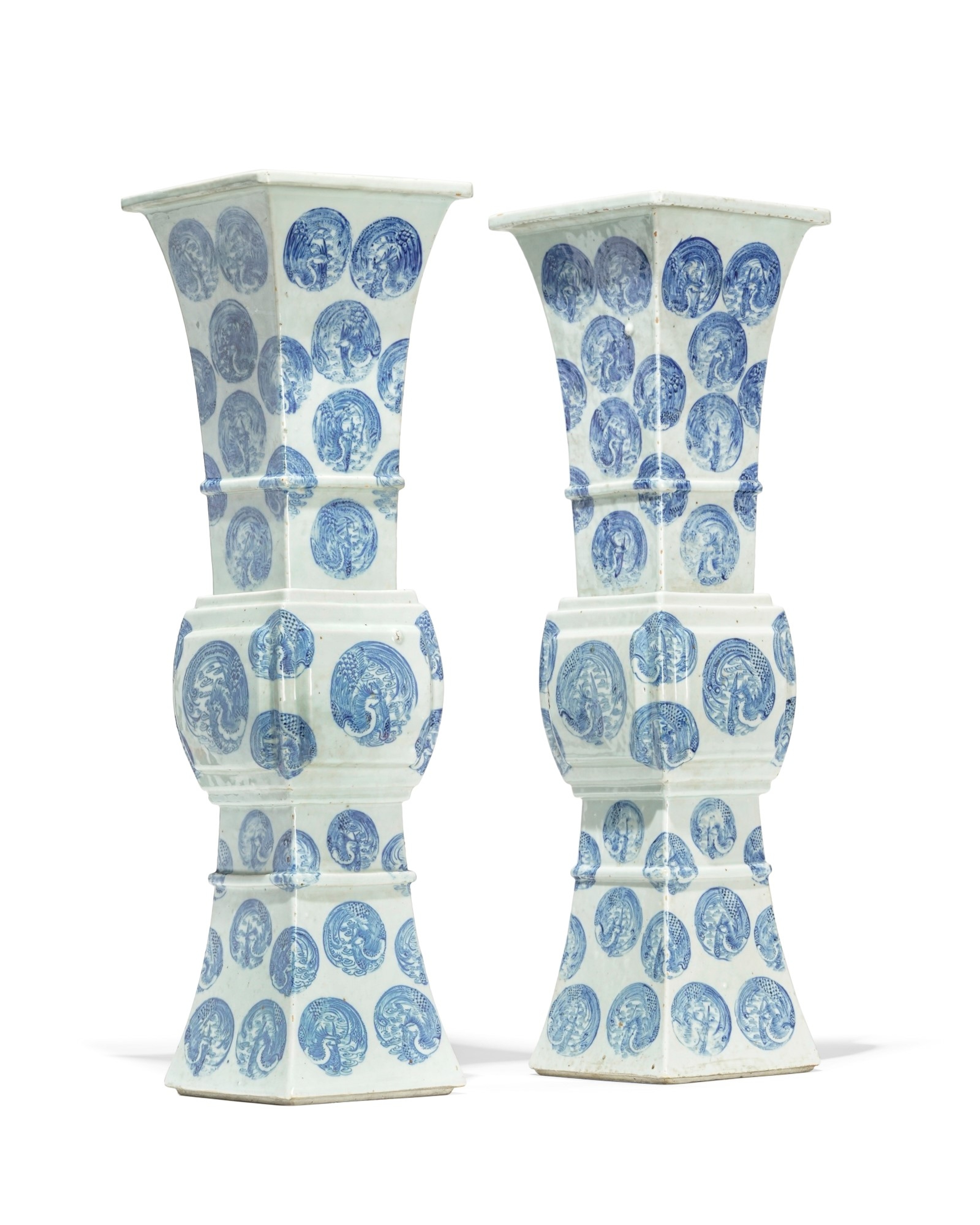 Paire de grands vases fang gu en porcelaine,… | Piguet