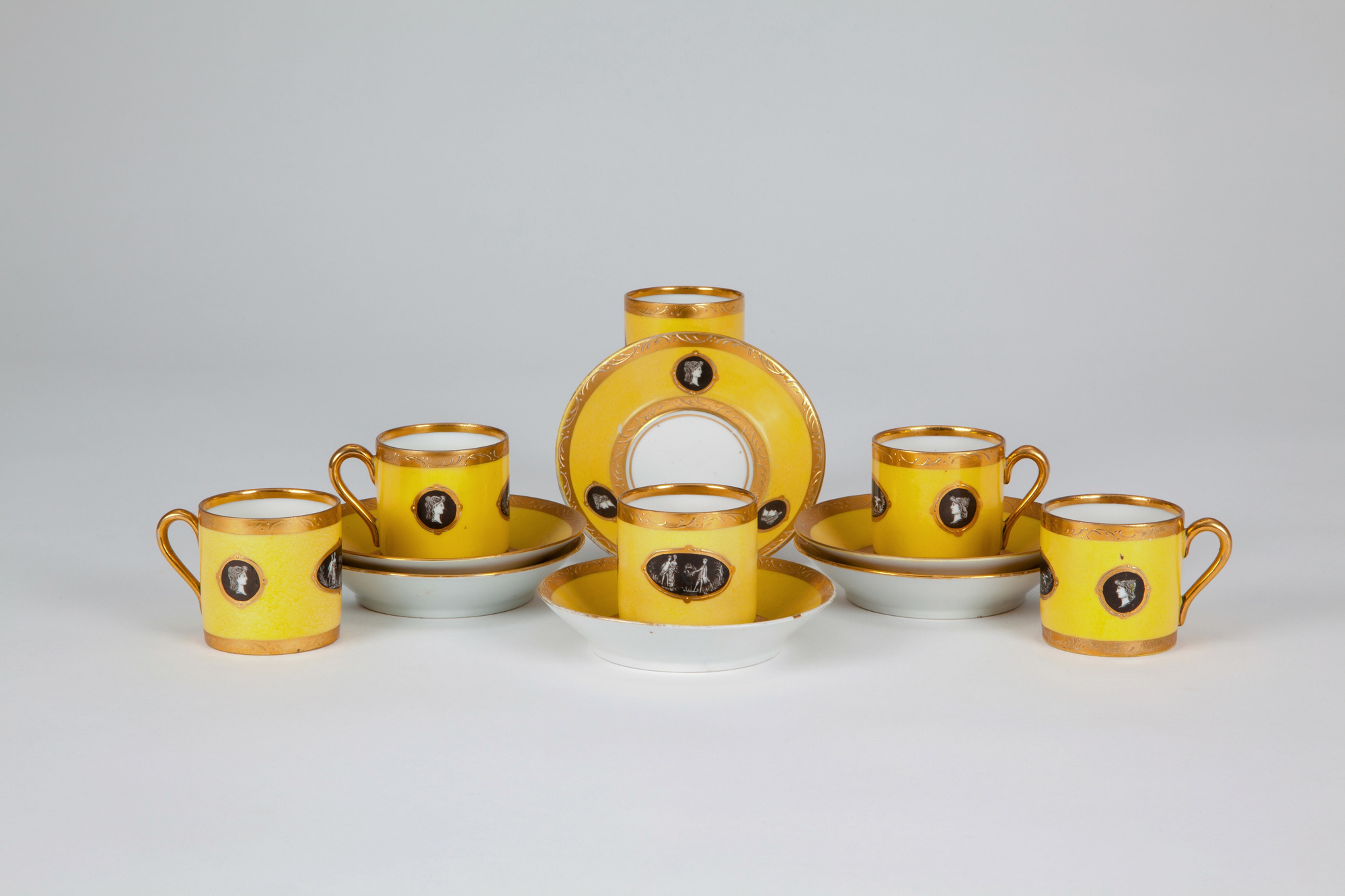 Suite de 6 tasses et sous-tasses en porcelaine de… | Piguet
