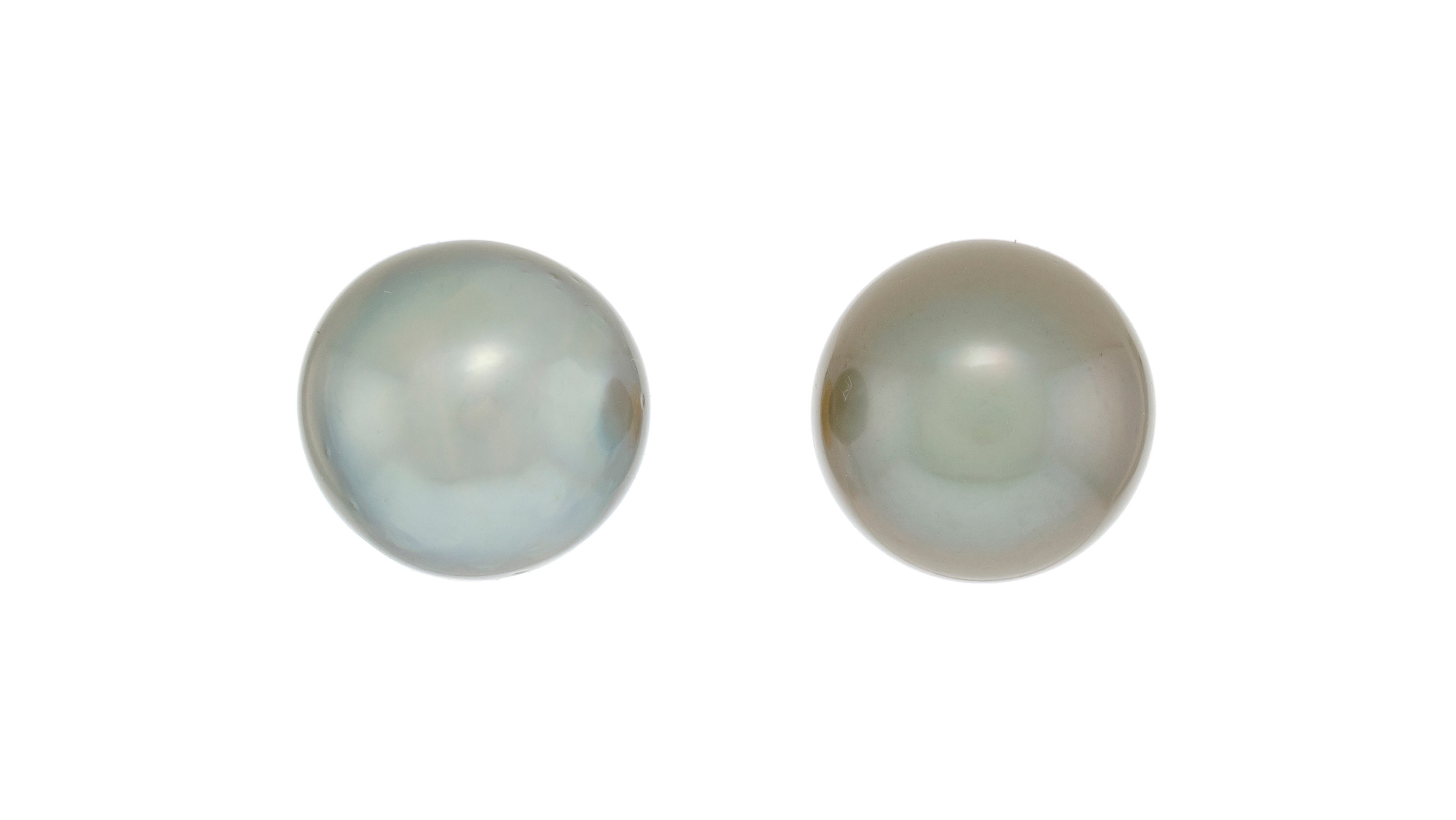 Paire de clous d'oreilles or 750 ornés de perles… | Piguet