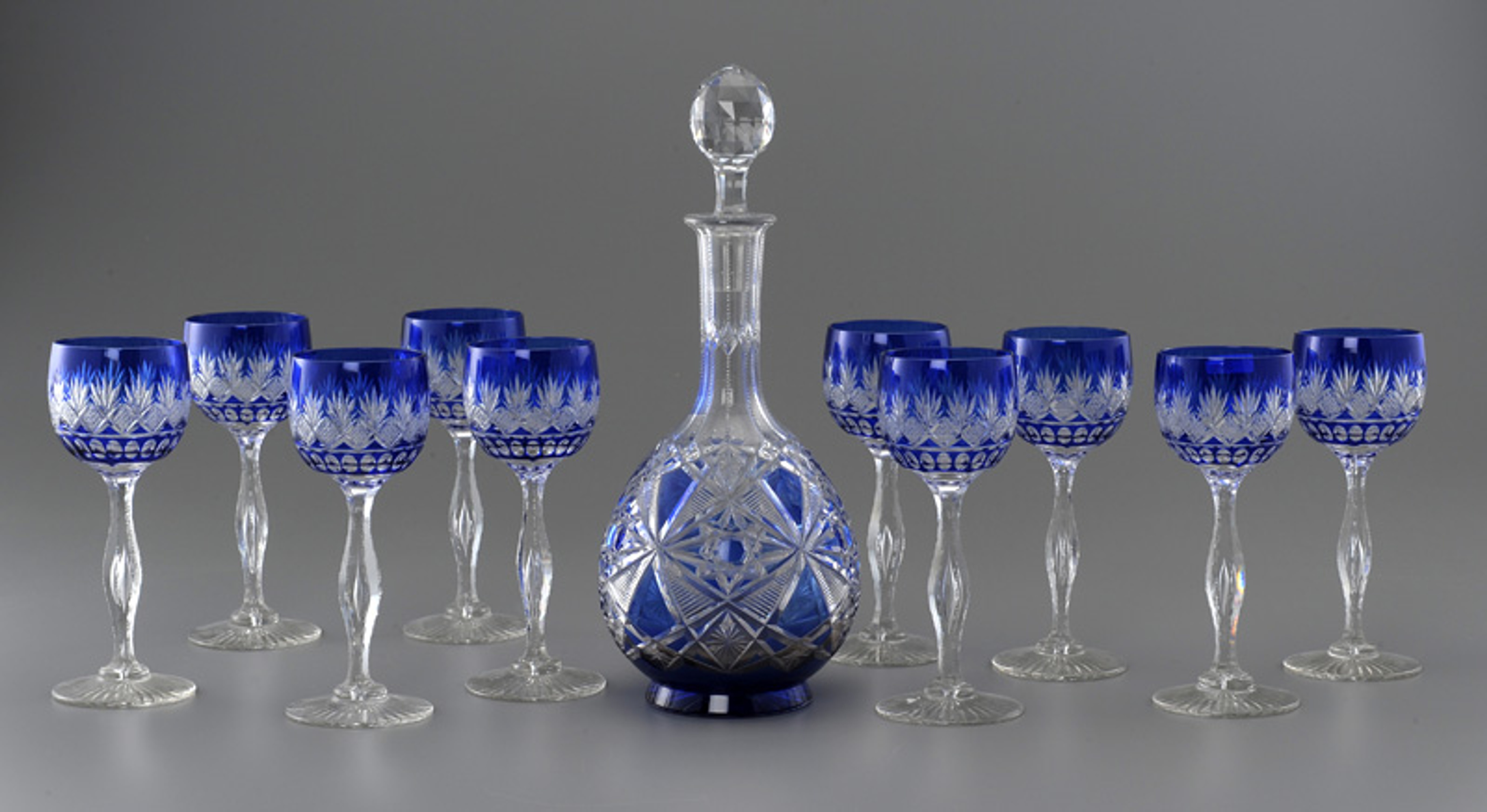 1 carafe piriforme et 10 grands verres sur pied en… | Piguet