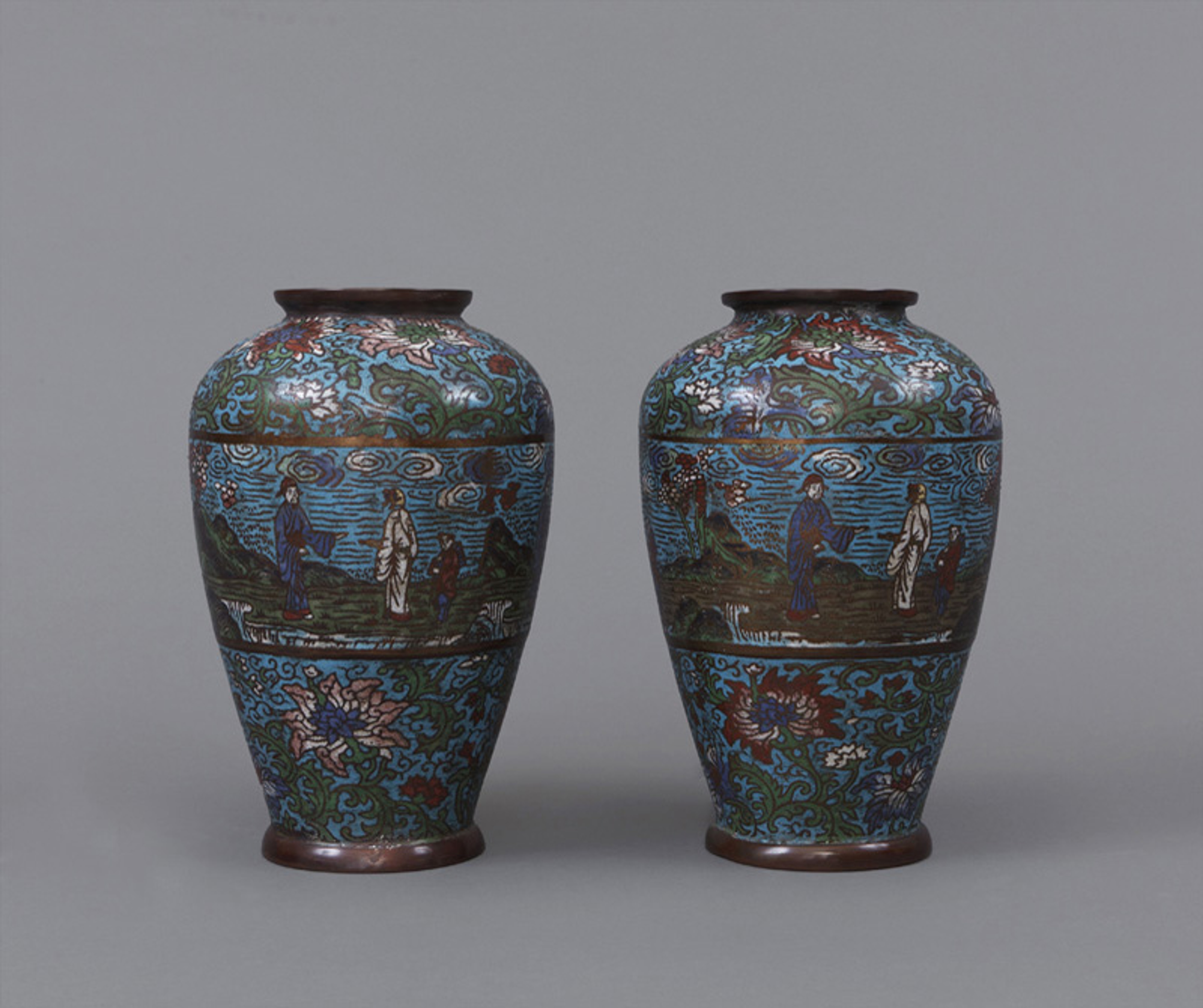 Paire de vases en émaux cloisonnés dans le goût… | Piguet