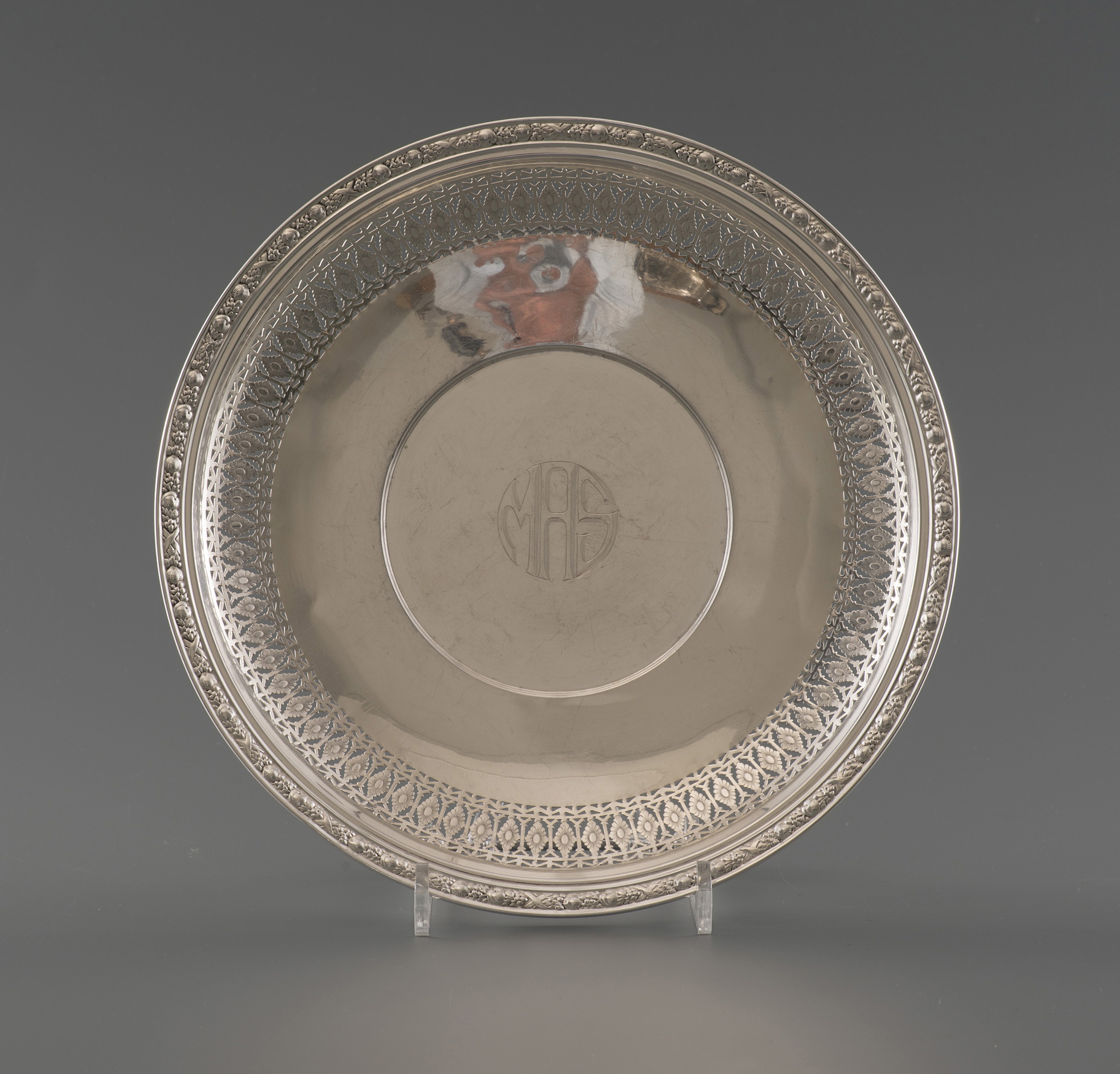 Assiette de présentation à marli ajouré d'un motif… | Piguet