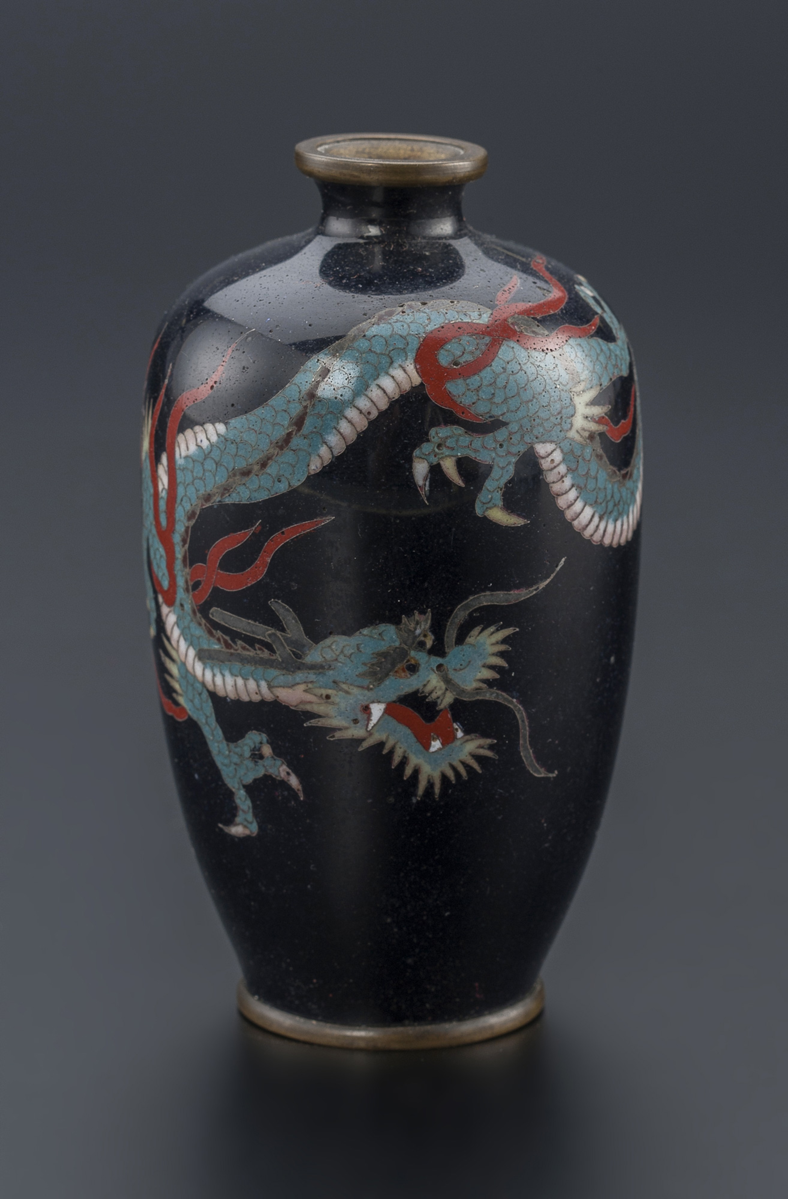 Vase ovoïde en émaux cloisonnés au décor de dragon… | Piguet