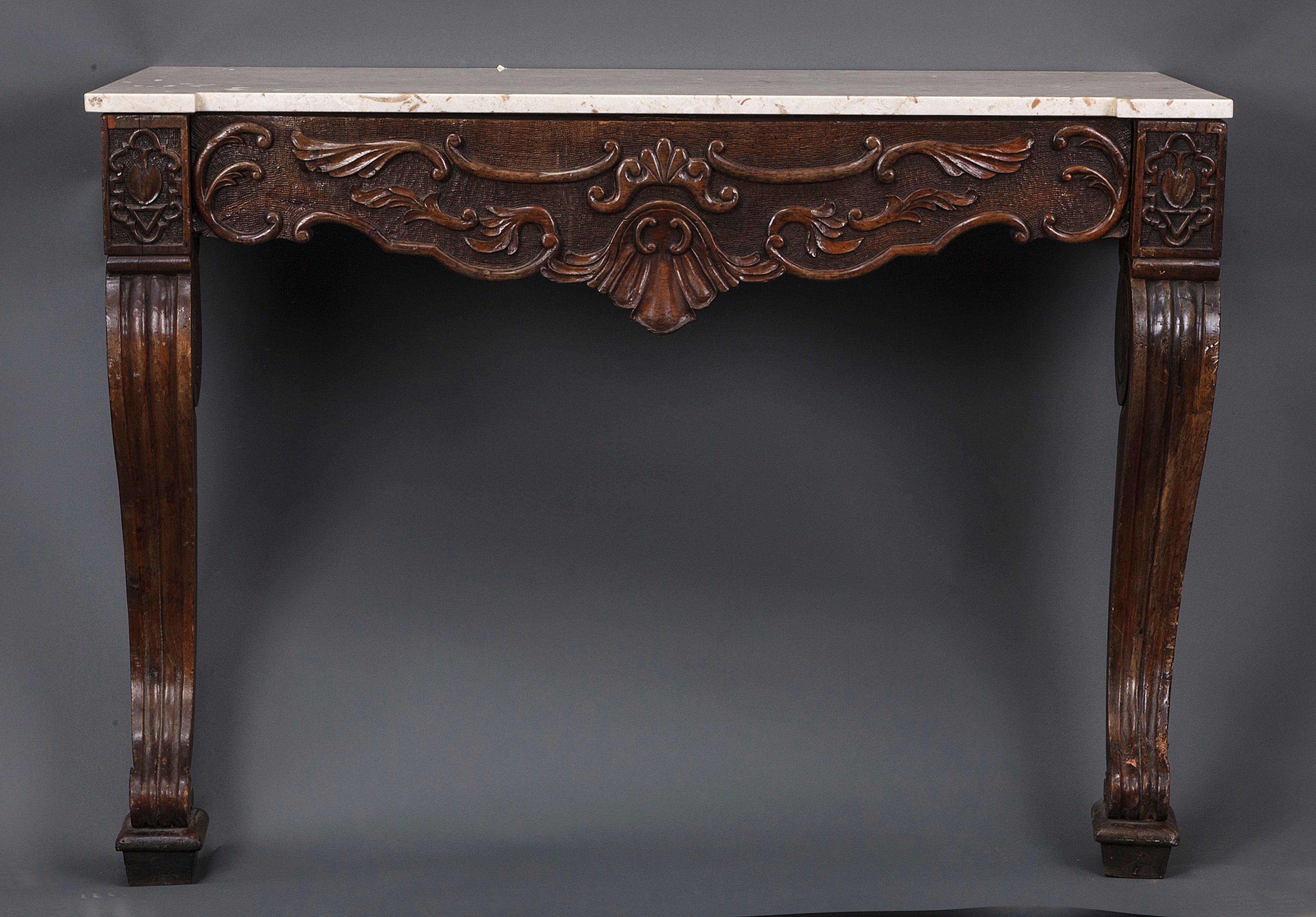 Large console en bois naturel à ceinture sculptée… | Piguet